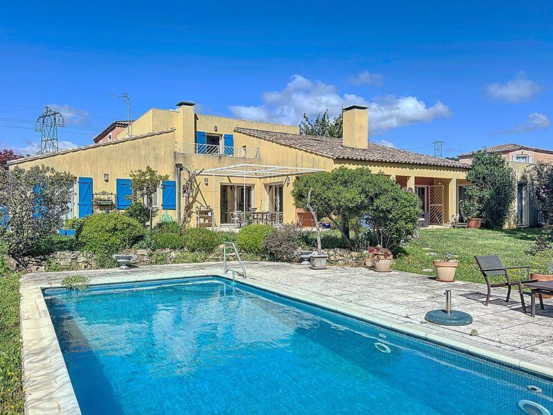 5 bedroom villa for sale in Architect Designed Villa with Pool in Quiet ...