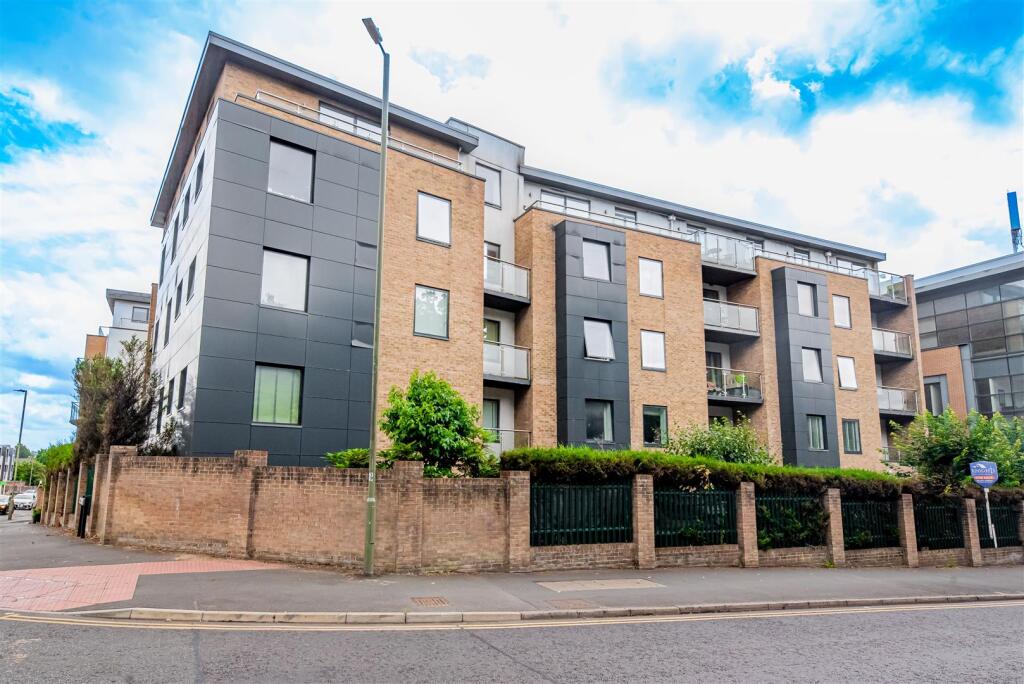 2 bedroom apartment for sale in Frimley Road, Camberley, GU15