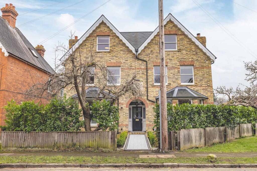 6 bedroom detached house for sale in Montagu Road, Datchet, SL3