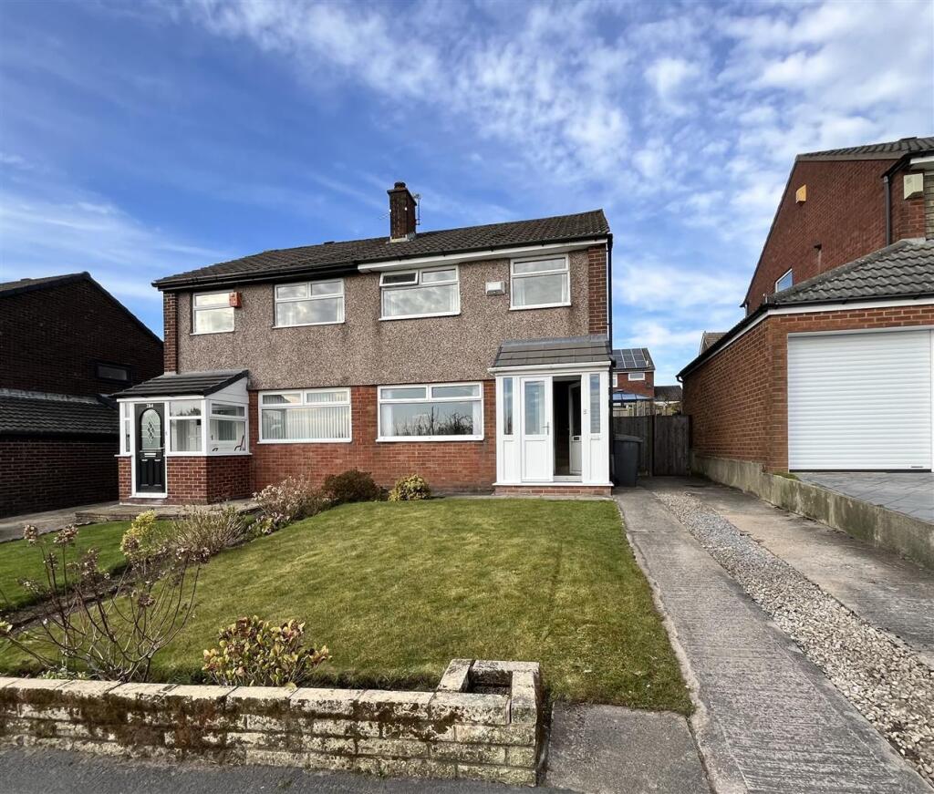 3 bedroom semi-detached house for sale in Yew Tree Lane, Dukinfield, SK16