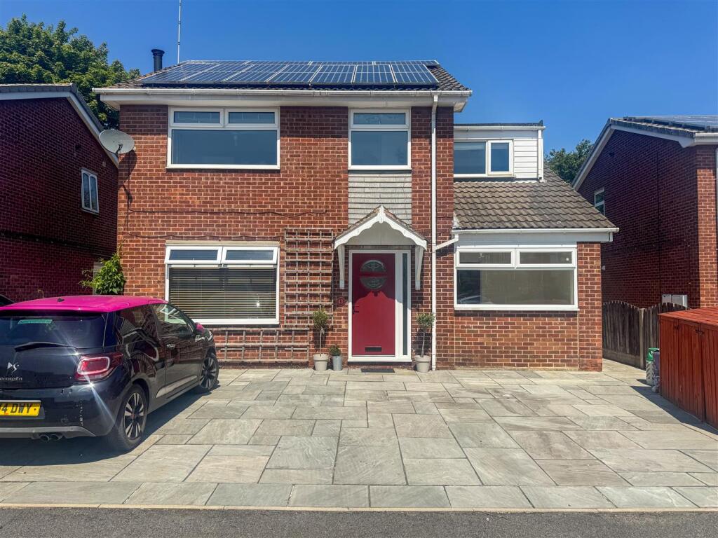 4 bedroom detached house for sale in Avon Way, Worksop, S81