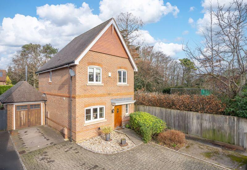 3 bedroom detached house for sale in Meadow Close, Chichester, PO18