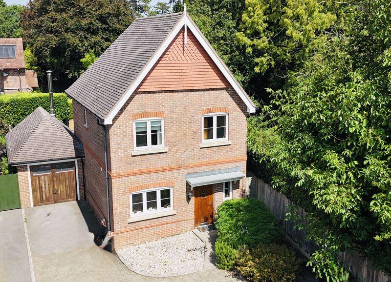 3 bedroom detached house for sale in Meadow Close, Chichester, PO18