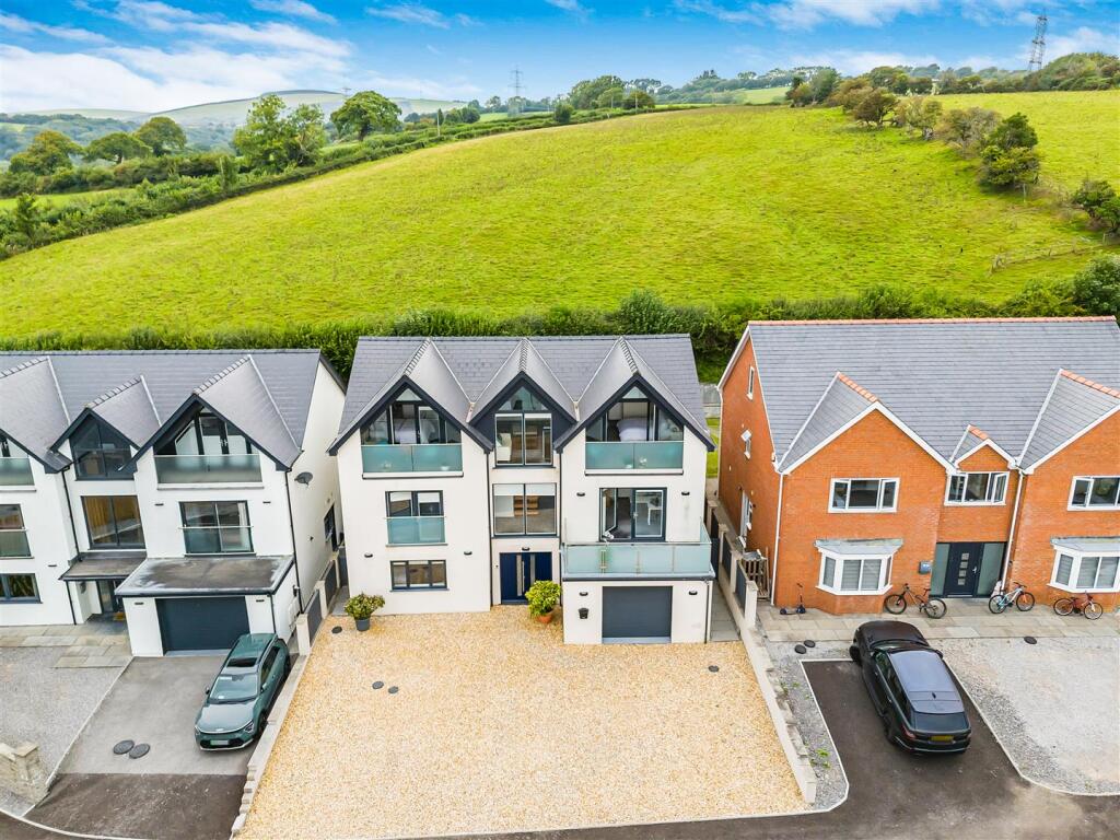 5 bedroom detached house for sale in Abergarw Meadow, Brynmenyn ...