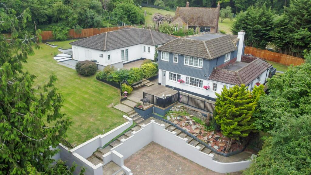 5 bedroom detached house for sale in Shellbank Lane, Bean, Dartford, DA2