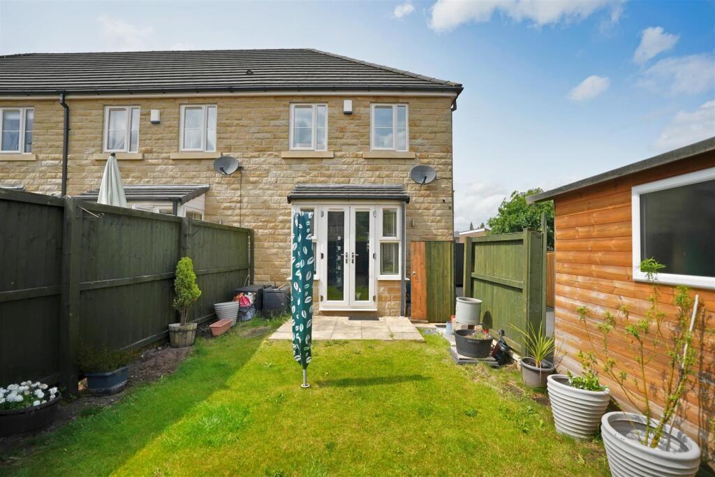 3 bedroom town house for sale in Roundhill Gardens, Elland, HX5