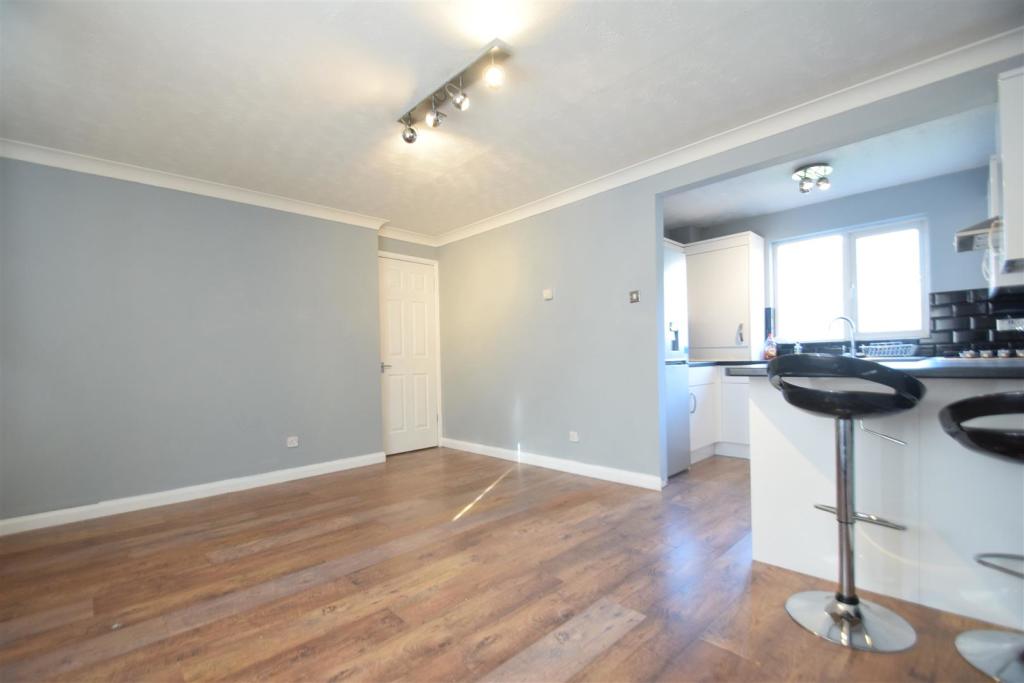 2 Bedroom Maisonette For Sale In Heathcote Way Yiewsley West Drayton Ub7