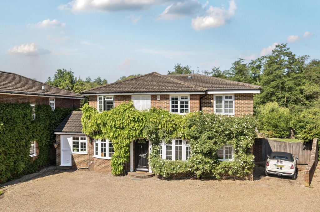 4 bedroom detached house for sale in Ellis Farm Close, Woking, Surrey, GU22
