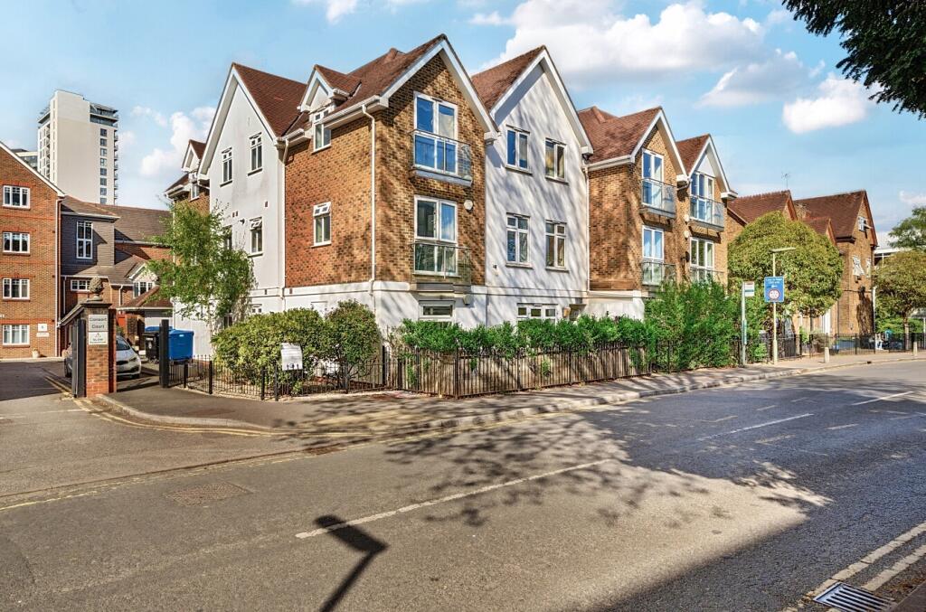 2 bedroom flat for sale in York Road, Woking, Surrey, GU22