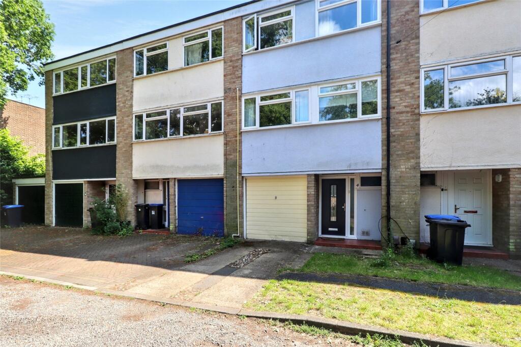 3 bedroom terraced house for sale in Queens Court, Woking, GU22