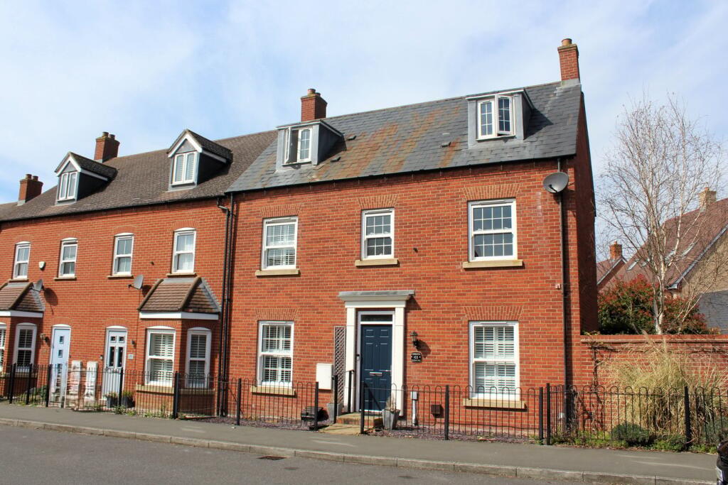 5 bedroom end of terrace house for sale in Valerian Way, Stotfold ...