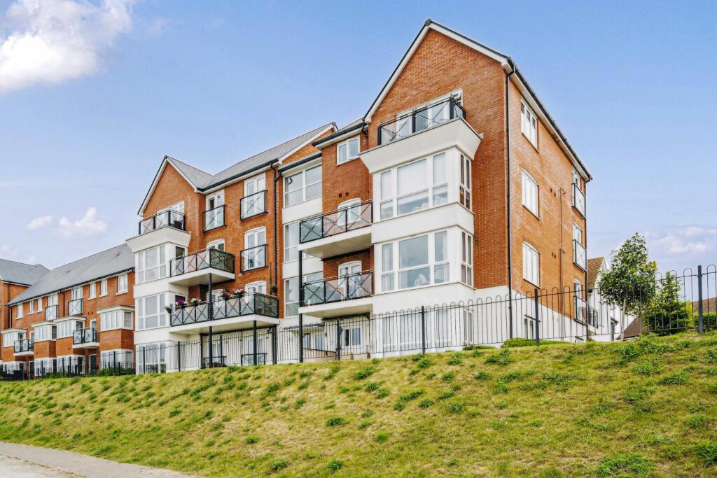 2 bedroom apartment for sale in Farleigh Gardens, Wouldham, Rochester, ME1