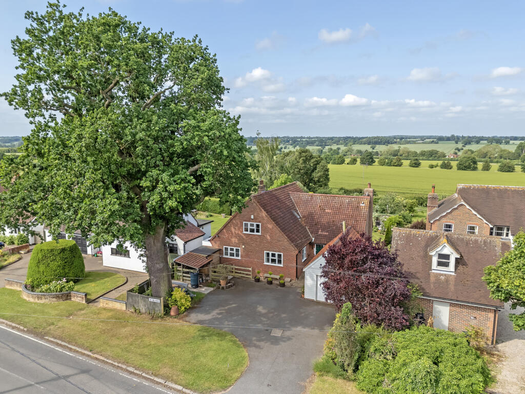 3 bedroom detached house for sale in Chelmsford Road, Felsted, CM6