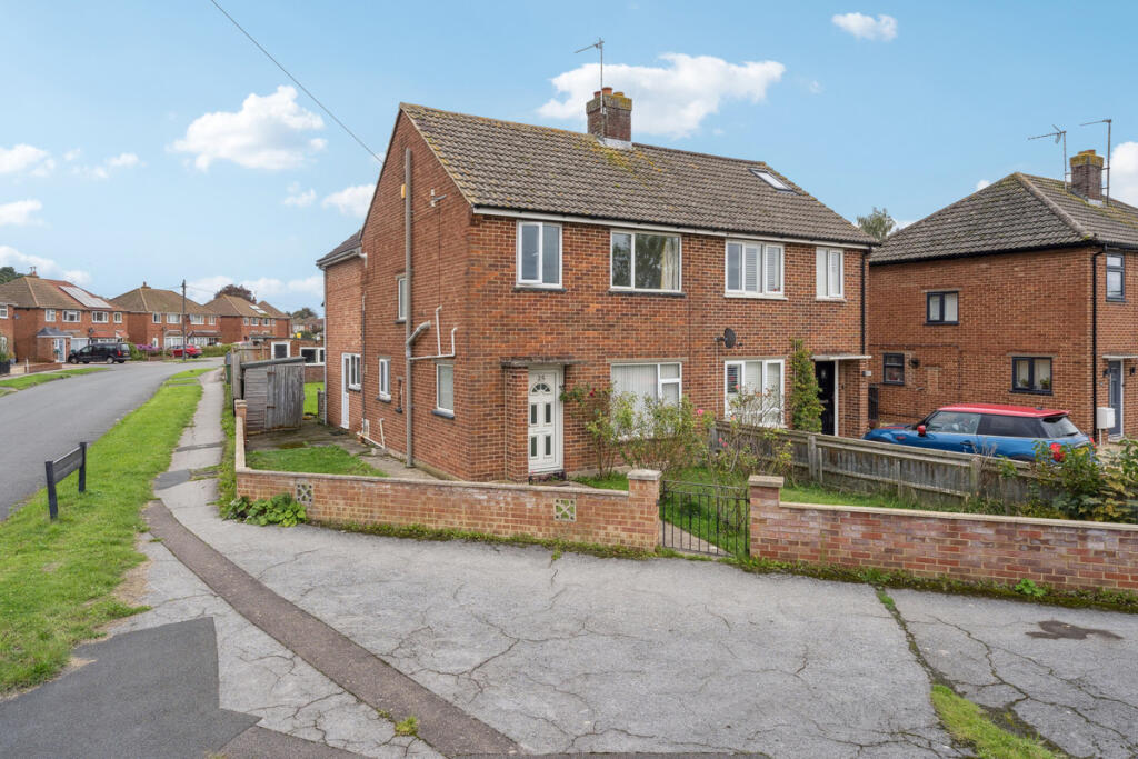 3 bedroom semi-detached house for sale in Meadow Way, Didcot, OX11