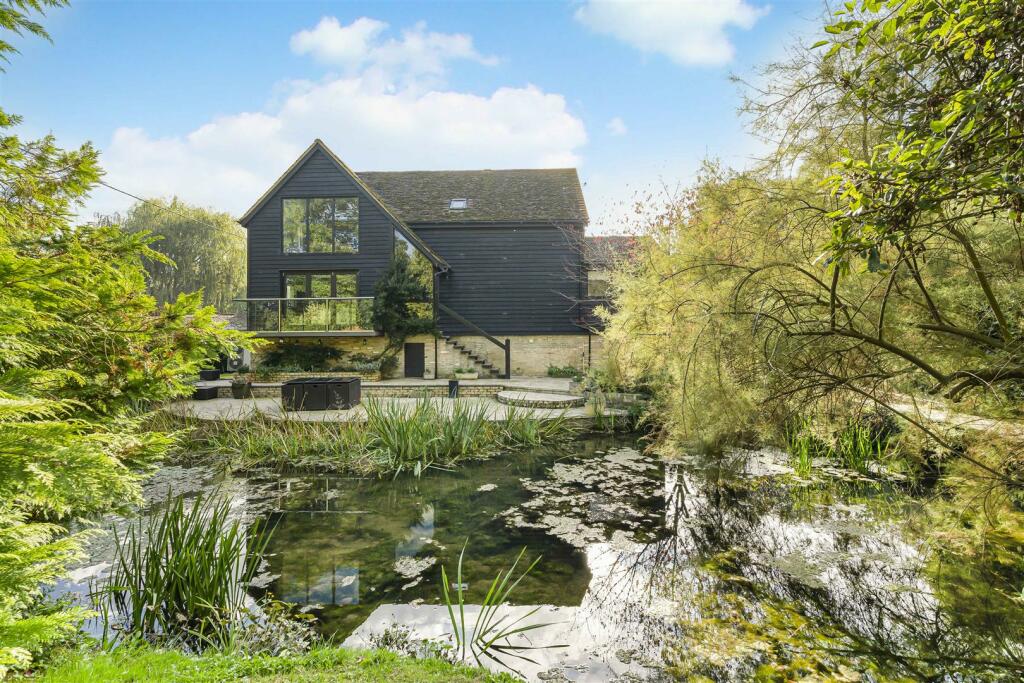 3 bedroom detached house for sale in Dunsbridge Turnpike, Shepreth, SG8