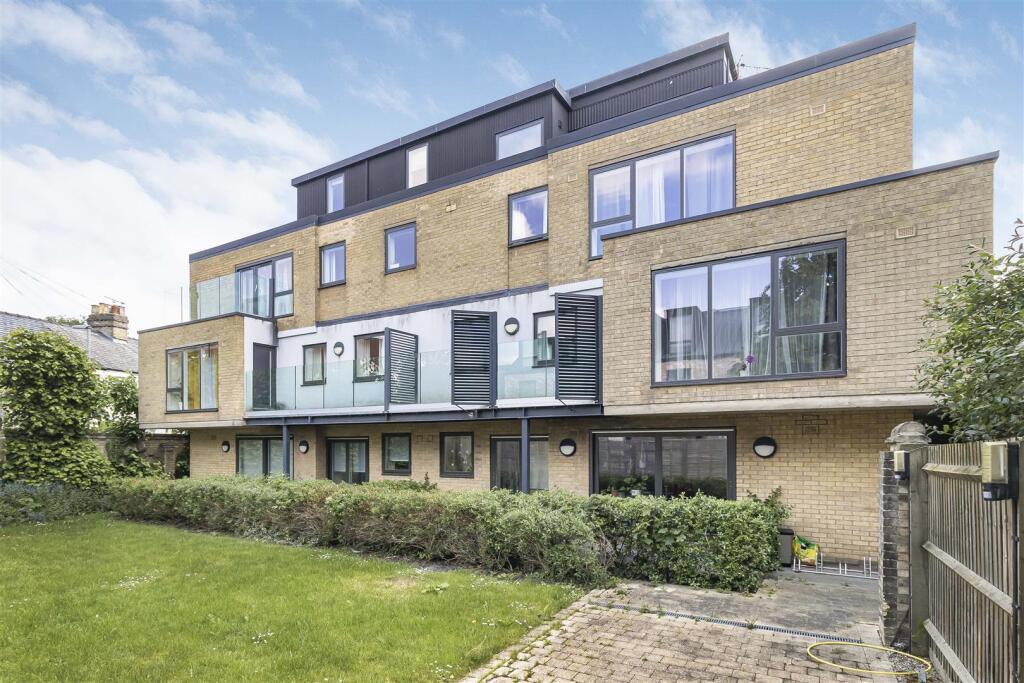 2 bedroom flat for sale in Springfield Road, Cambridge, CB4