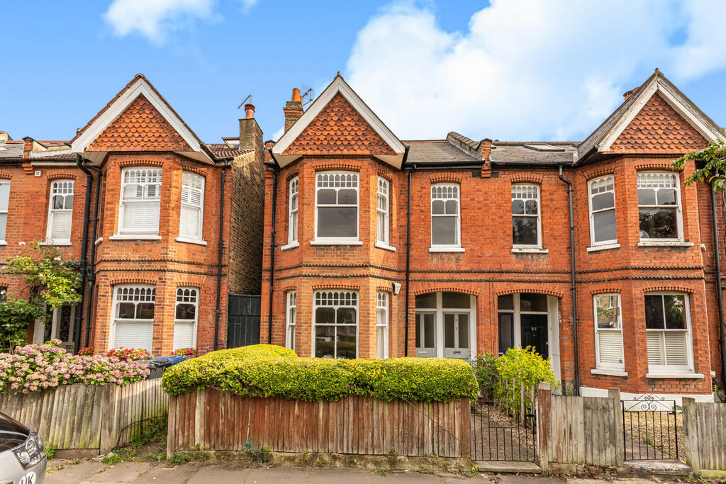 2 bedroom maisonette for sale in Murray Road, Ealing, W5
