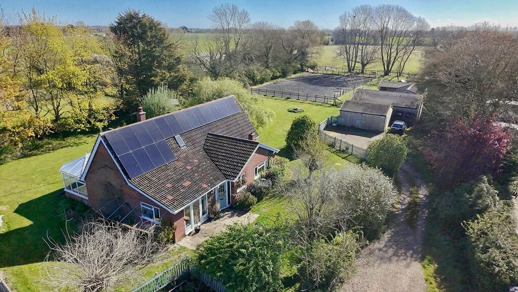 3 bedroom detached house for sale in Carleton Rode, NR16