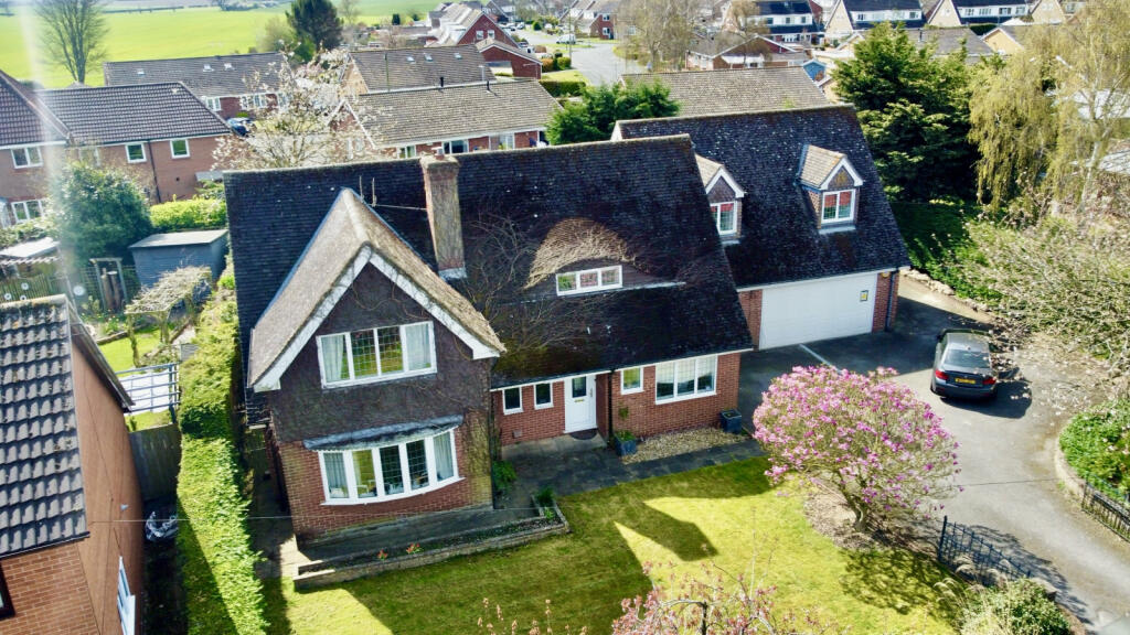 4 bedroom detached house for sale in Old Road, Leconfield, HU17 7NH, HU17