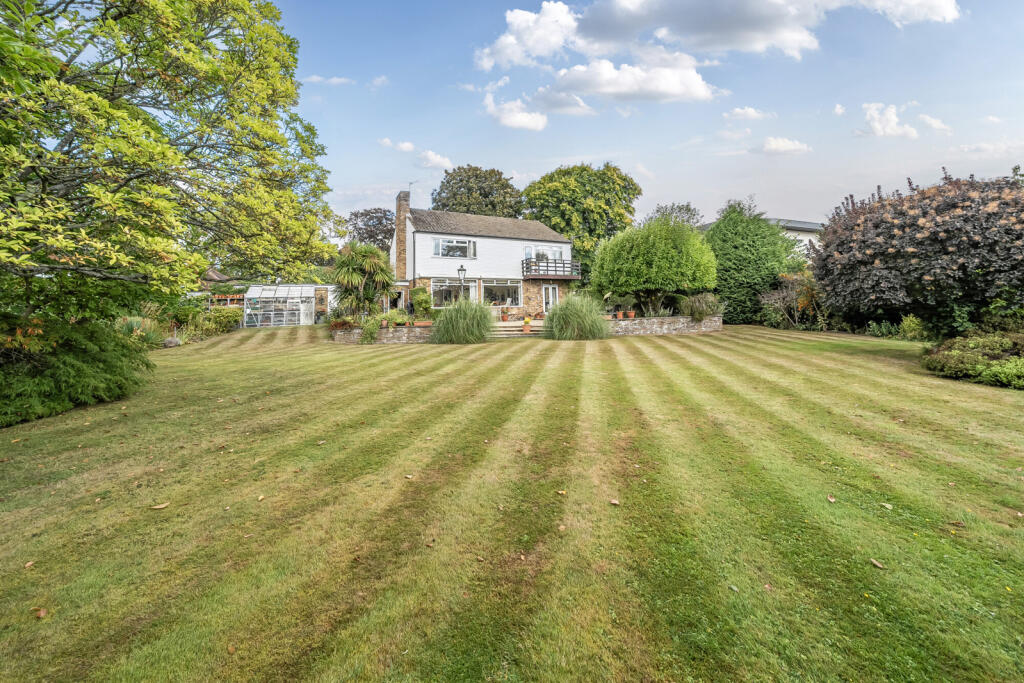 3 bedroom detached house for sale in Bulstrode Way, Gerrards Cross ...