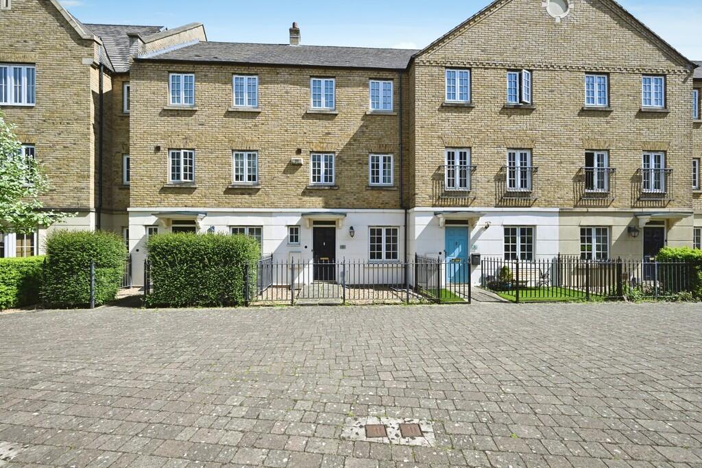 4 bedroom terraced house for sale in Pipit Walk, Coton Park, Rugby, CV23