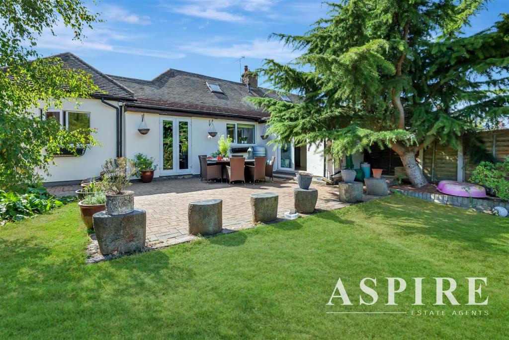 3 bedroom semi-detached bungalow for sale in High Road, Benfleet, SS7