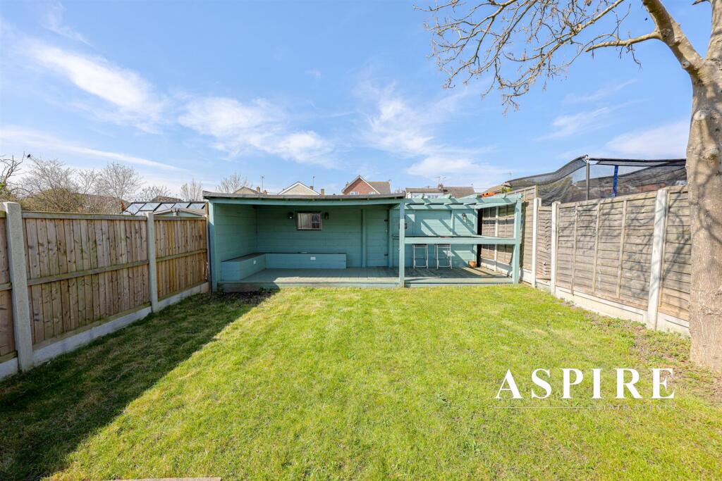 2 bedroom flat for sale in High Road, Benfleet, SS7