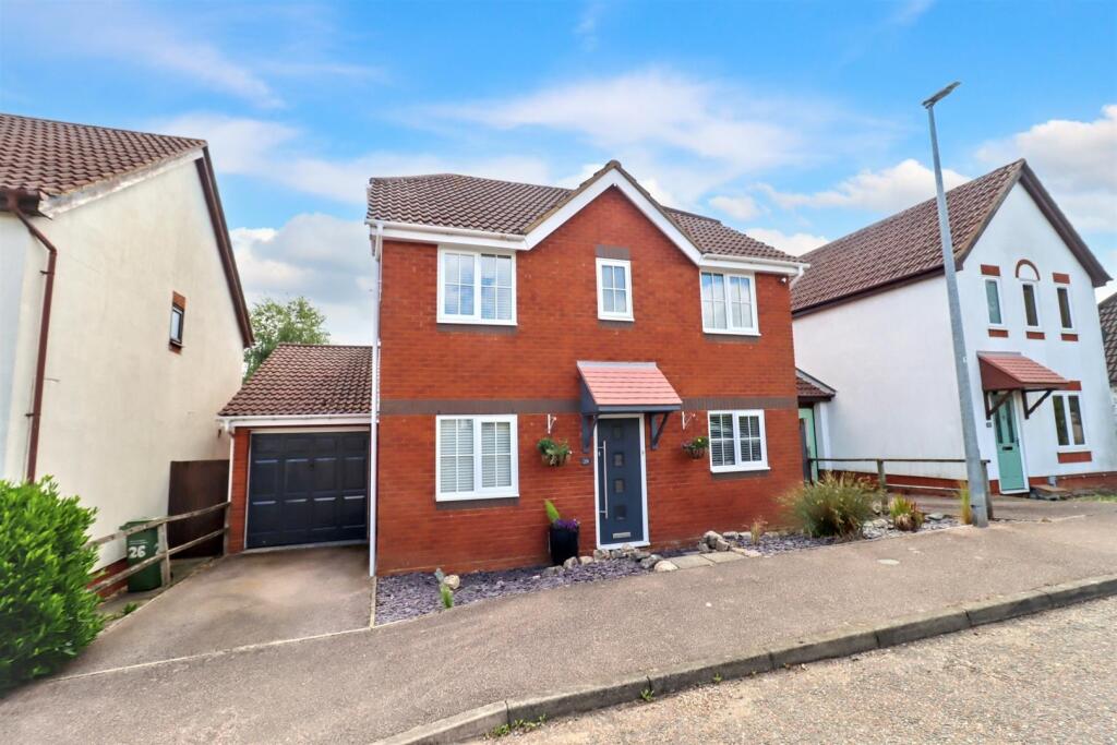4 bedroom detached house for sale in Bridport Way, Braintree, CM7