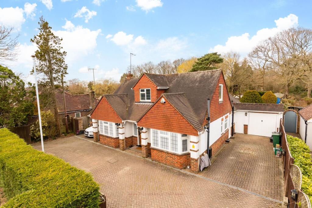3 bedroom detached house for sale in Smallfield Road, Horley, RH6