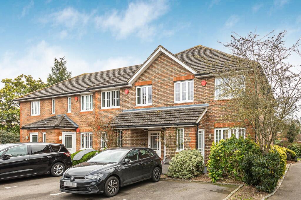 2 bedroom maisonette for sale in Maple Court, Chertsey Road, Ashford, TW15