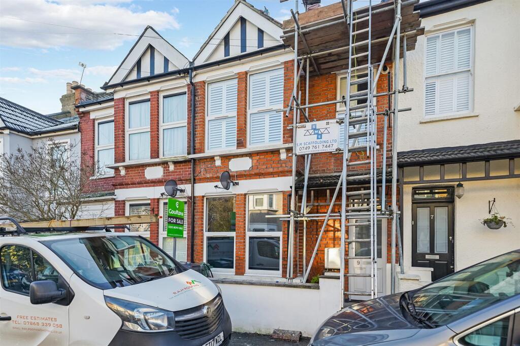 2 bedroom apartment for sale in Connaught Road, London, E4