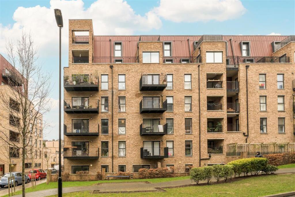 2 bedroom flat for sale in Moy Lane, Woolwich, SE18