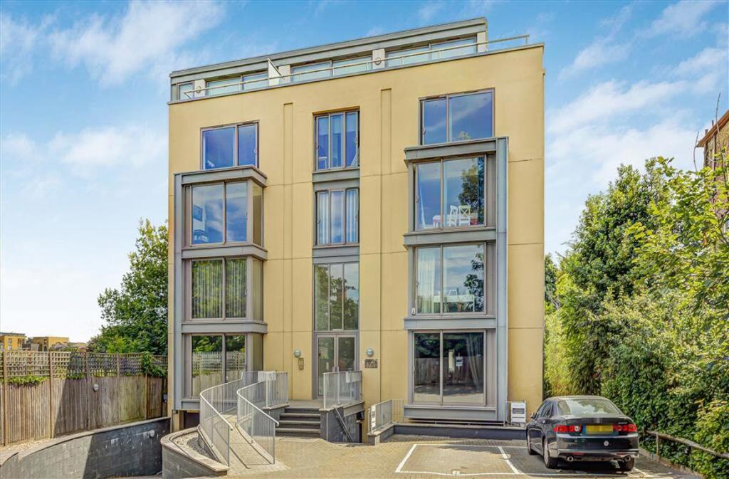 2 bedroom flat for sale in Manor Way, Blackheath, SE3
