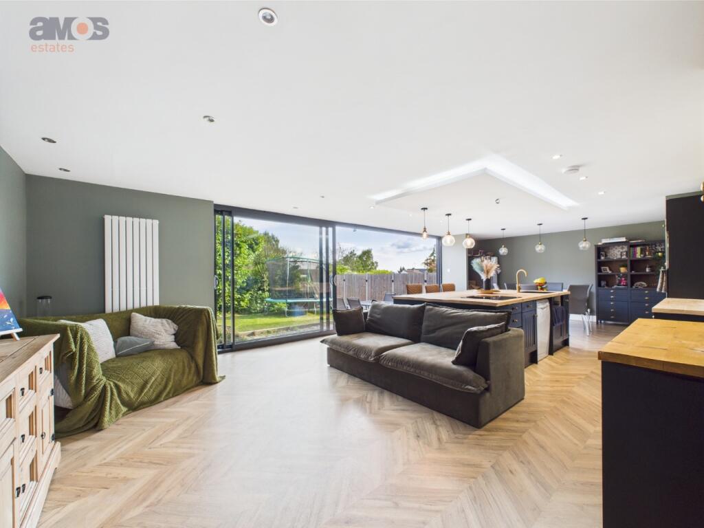5 bedroom detached house for sale in Boyce Green, South Benfleet, Essex ...