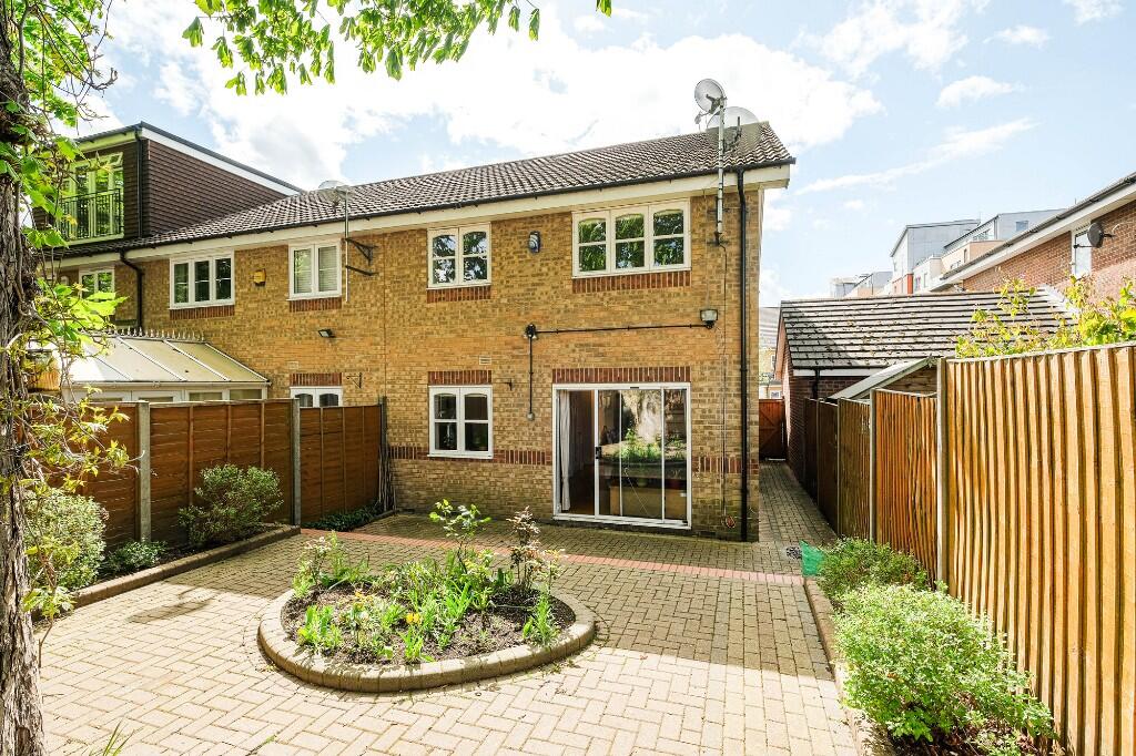 3 bedroom semi-detached house for sale in Fieldhouse Close, London, E18