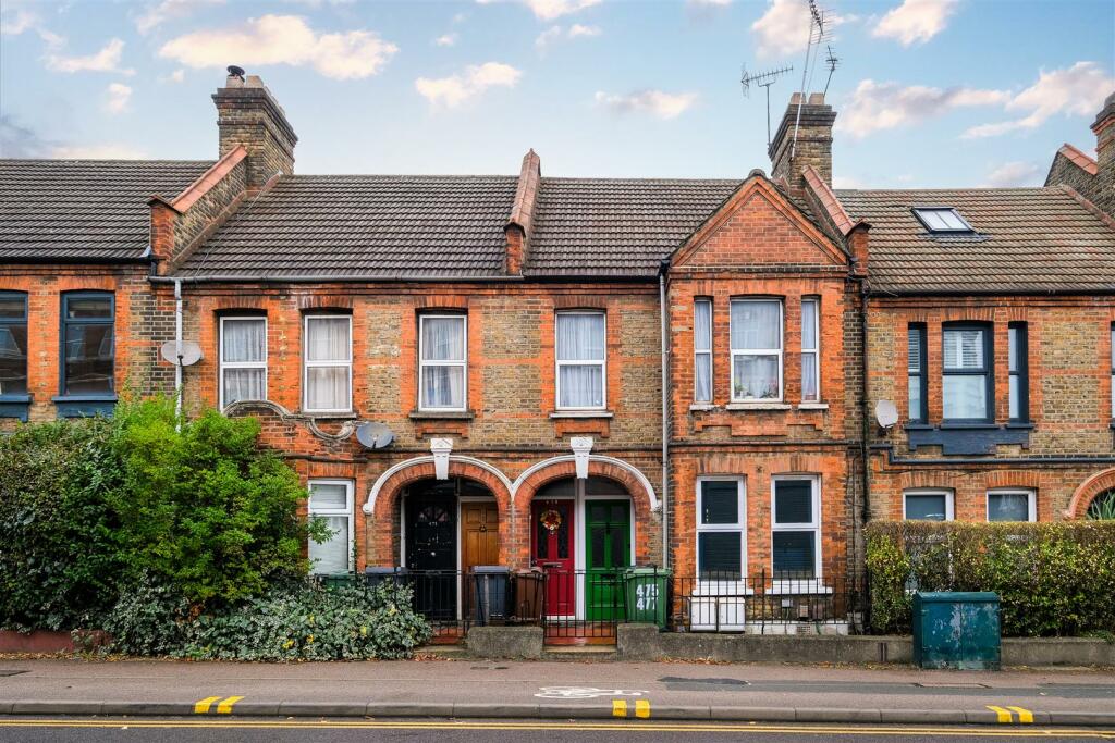2 bedroom maisonette for sale in Forest Road, Walthamstow, E17