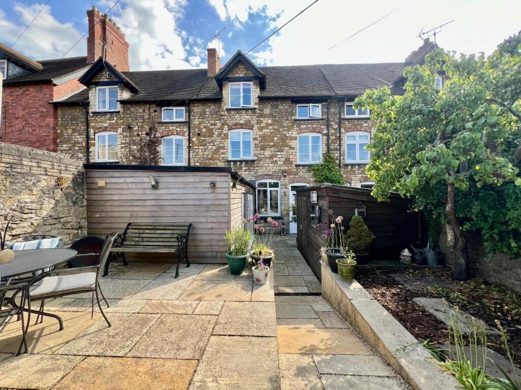 4 bedroom town house for sale in Bull Pitch, Dursley, GL11 4NG, GL11