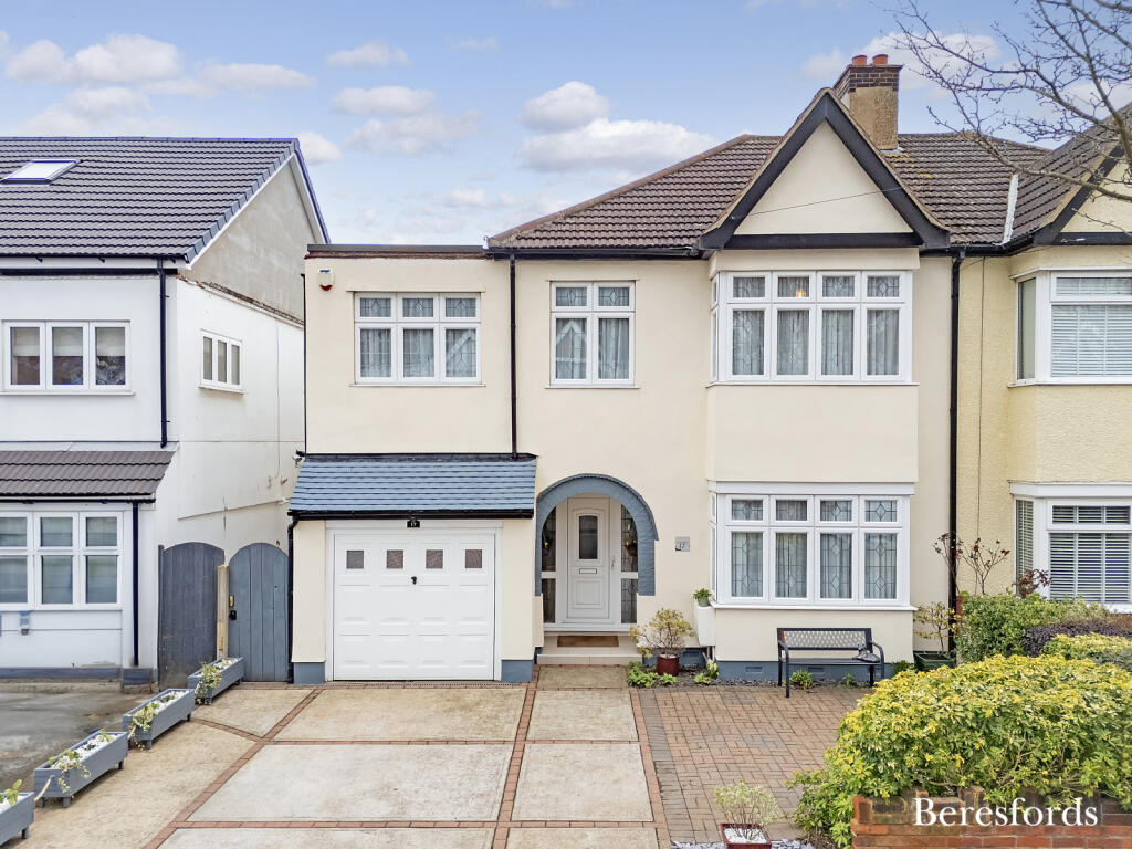 5 bedroom semi-detached house for sale in Highfield Road, Hornchurch, RM12