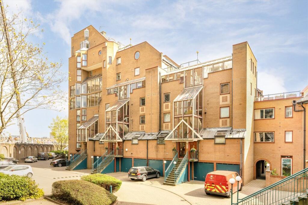 3 bedroom flat for rent in Asher Way, Wapping, E1W
