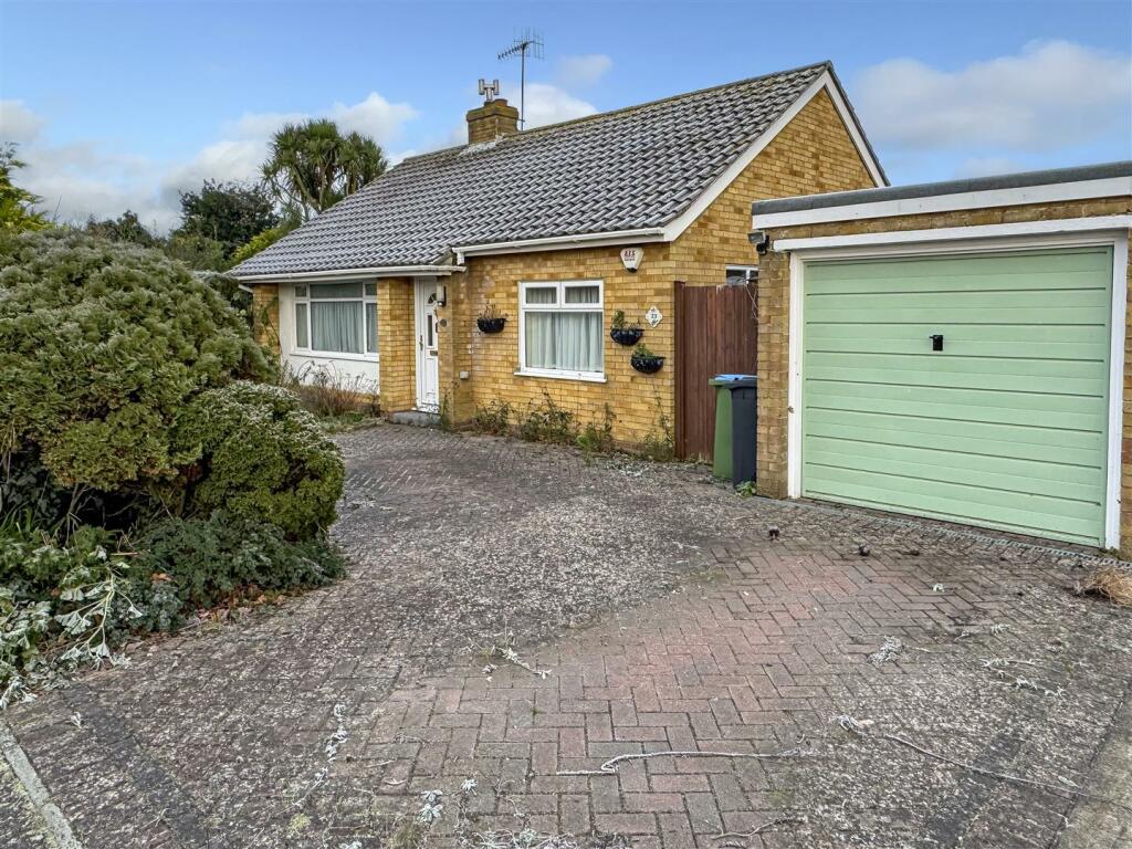 2 bedroom detached bungalow for sale in Yeomans Acre, Bognor Regis, PO21