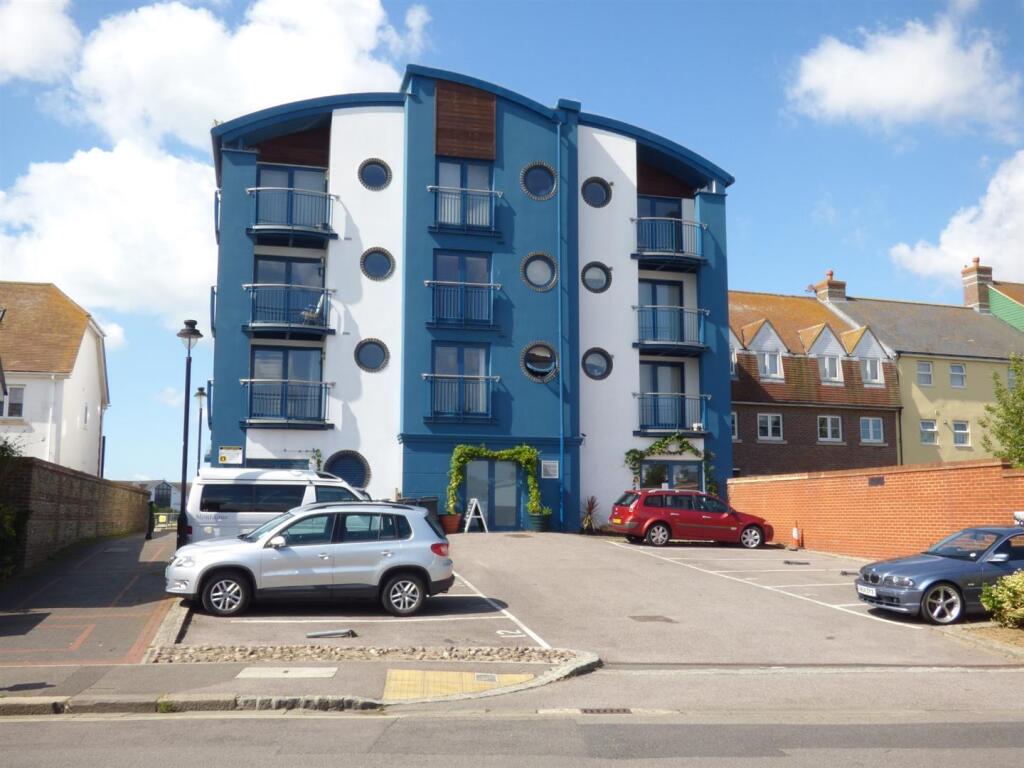 1 bedroom apartment for sale in Pier Road, Littlehampton, BN17