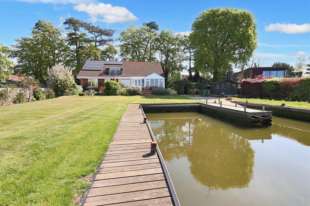 5 bedroom detached house for sale in Broadview Road, Oulton Broad, NR32