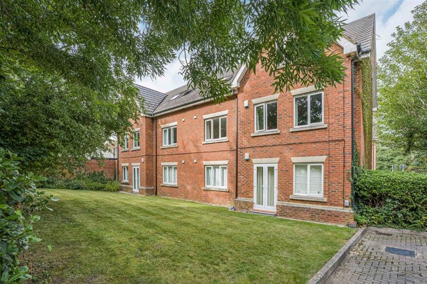 2 bedroom flat for sale in Roundwood Lane, Harpenden, AL5
