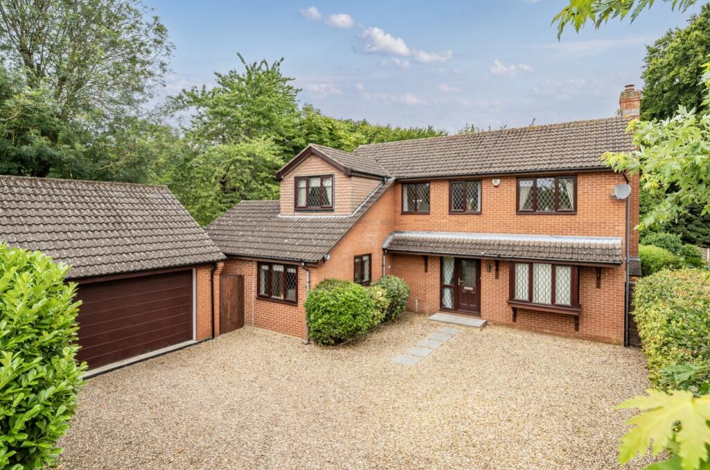 4 bedroom detached house for sale in Cottesmore Close, Grantham ...