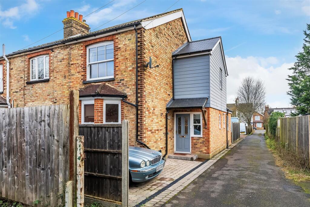 3 bedroom end of terrace house for sale in Albury Road, Merstham ...