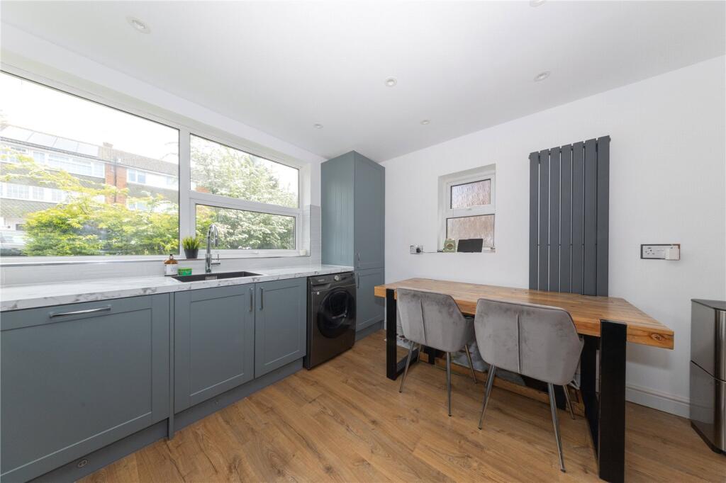 2 bedroom maisonette for sale in Brendon Avenue, Luton, Bedfordshire, LU2