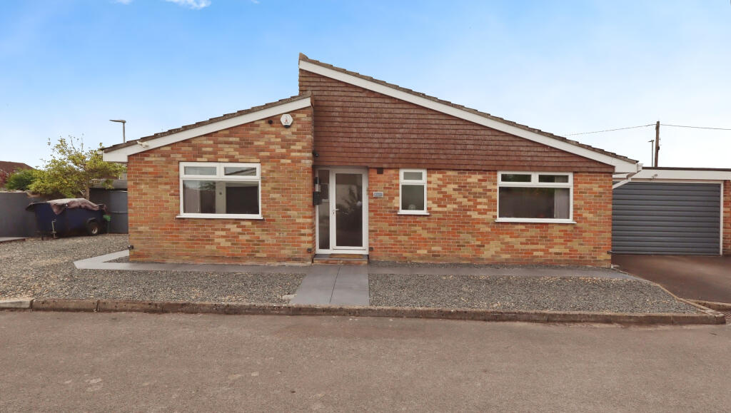 3 bedroom bungalow for sale in Kirle Gate, Meare, BA6