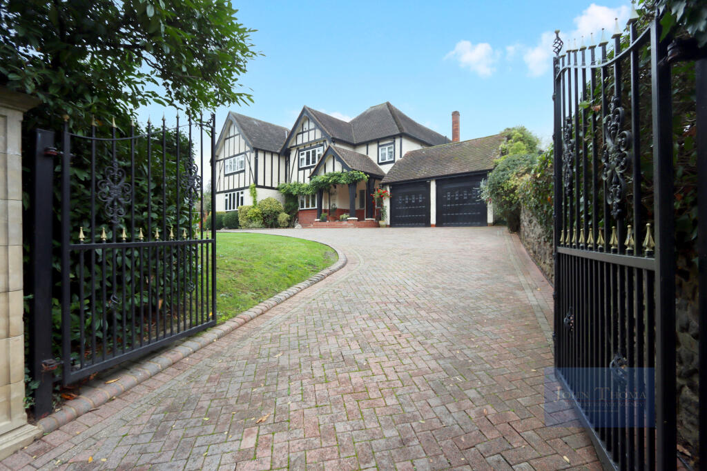 6 bedroom detached house for sale in High Road, Chigwell, Essex, IG7