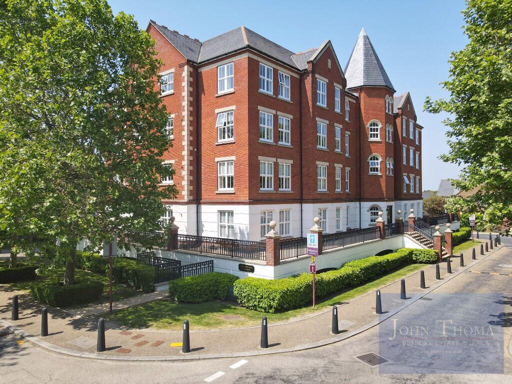 4 bedroom apartment for sale in The Boulevard, Woodford Green, Essex, IG8