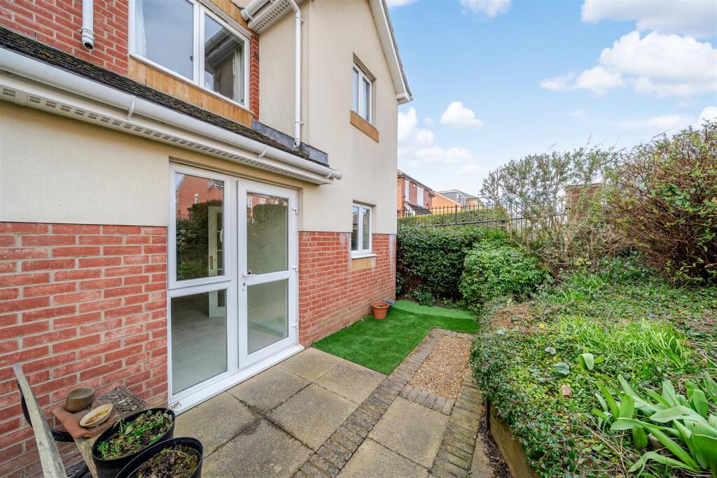 1 bedroom retirement property for sale in Fern Hill Lodge, Farnborough ...